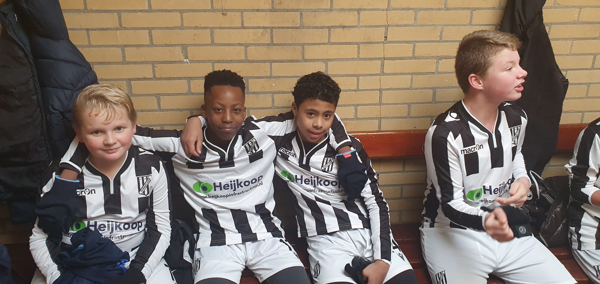 Dordt Centraal: JO13-1 op de platte kar | v.v. Dubbeldam